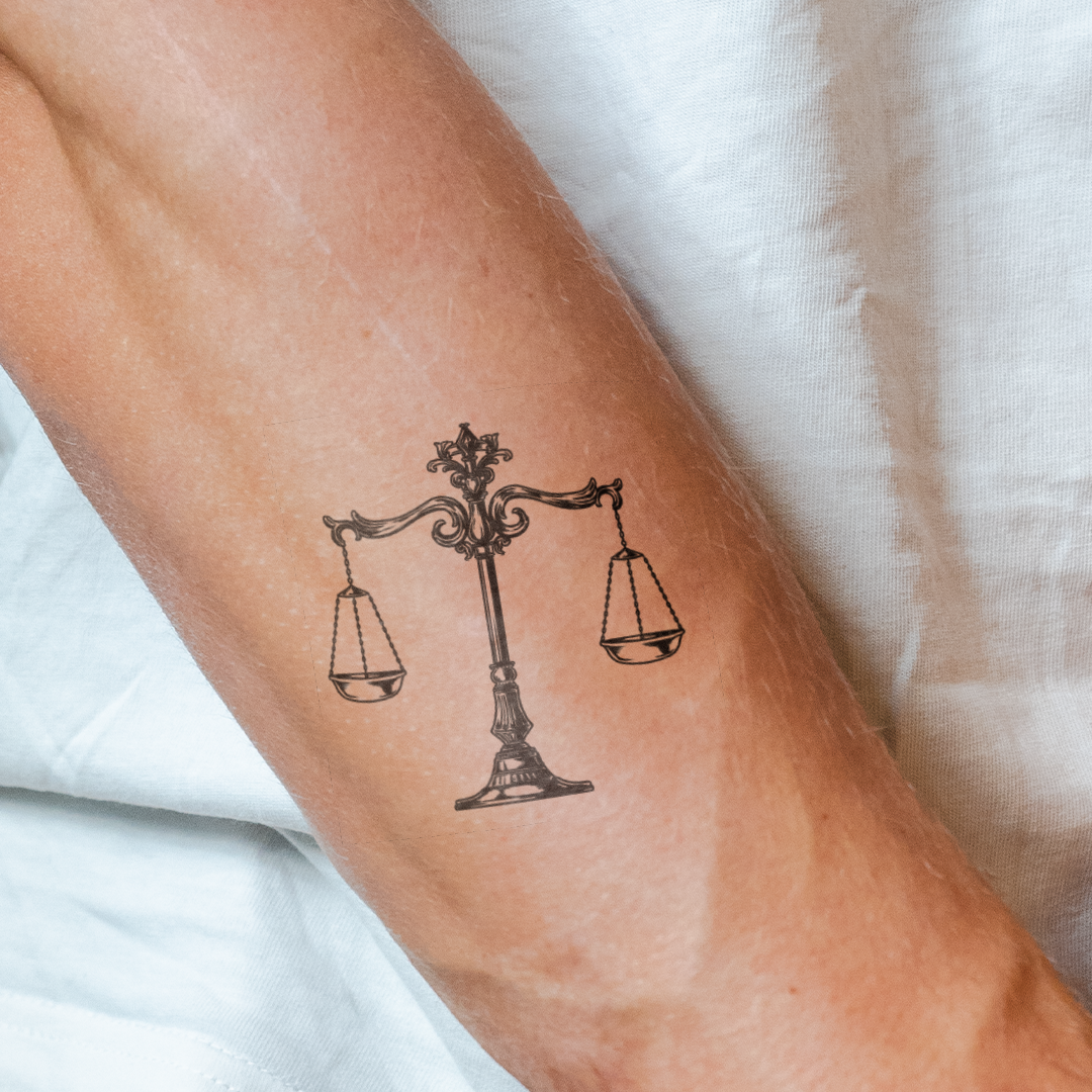 Tatuaje Balanza de la justicia | Tatuaje temporal de 2 semanas | Inkster